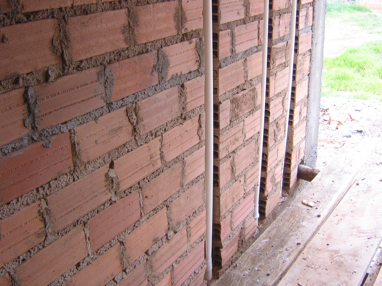 Casa do Renato e da Gi: Calhas Instaladas