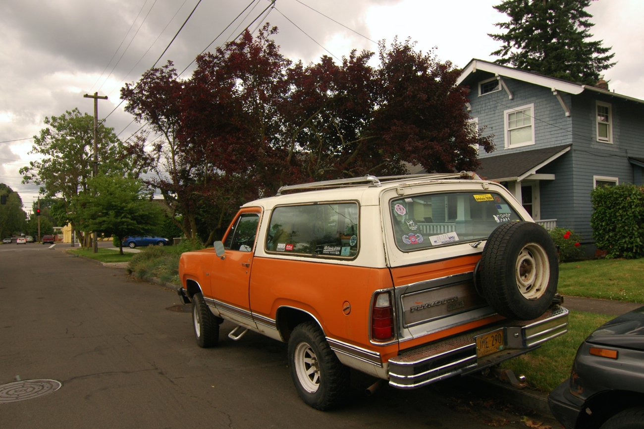 OLD PARKED CARS.: 1975 Plymouth Trailduster Sport.