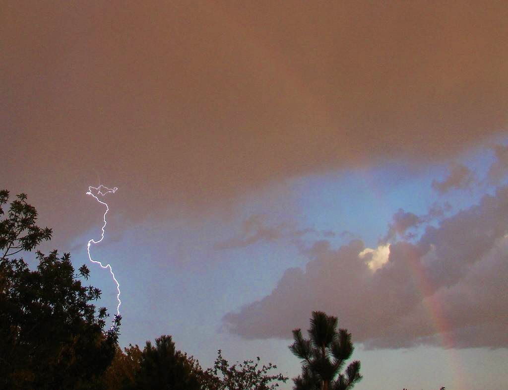 Rainbow Lightning: Nature’s Astonishing Bow and Arrow ~ Kuriositas