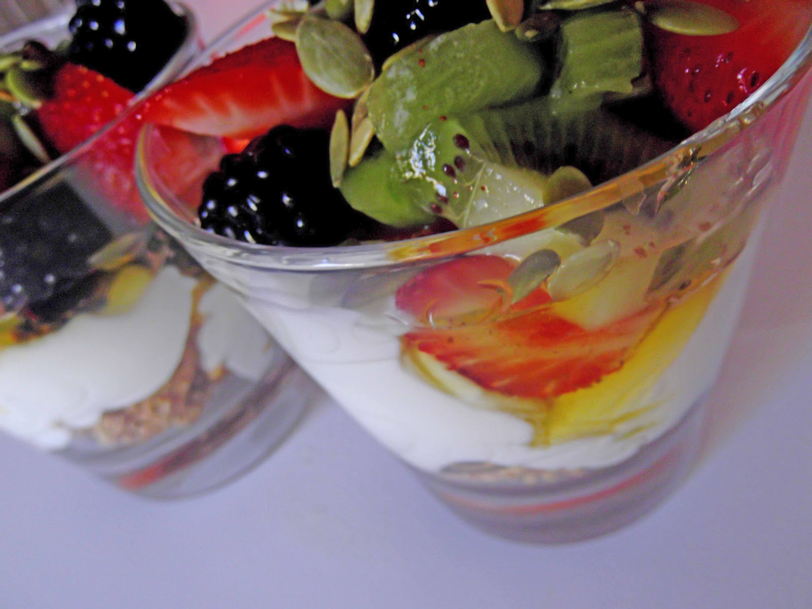 Copo de Cereais, Iogurte e Fruta com Mel e Canela - O Barriguinhas