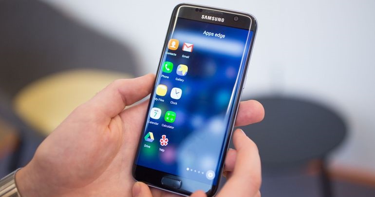 Lucky Samsung Galaxy S7 Edge User Gets Official Android 8 0 Oreo Update