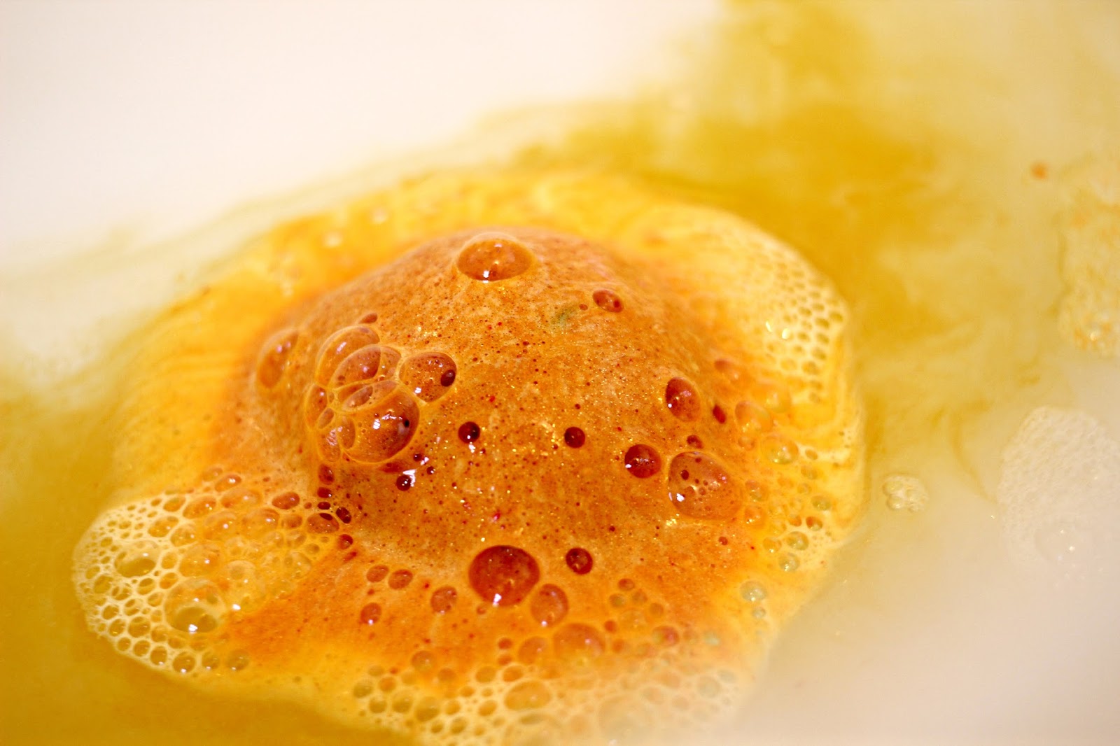 LUSH YOGA BOMB BATH BOMB SHALLOWWONDERLAND lush-yoga-bomb-bath-bomb-shallowwonderland