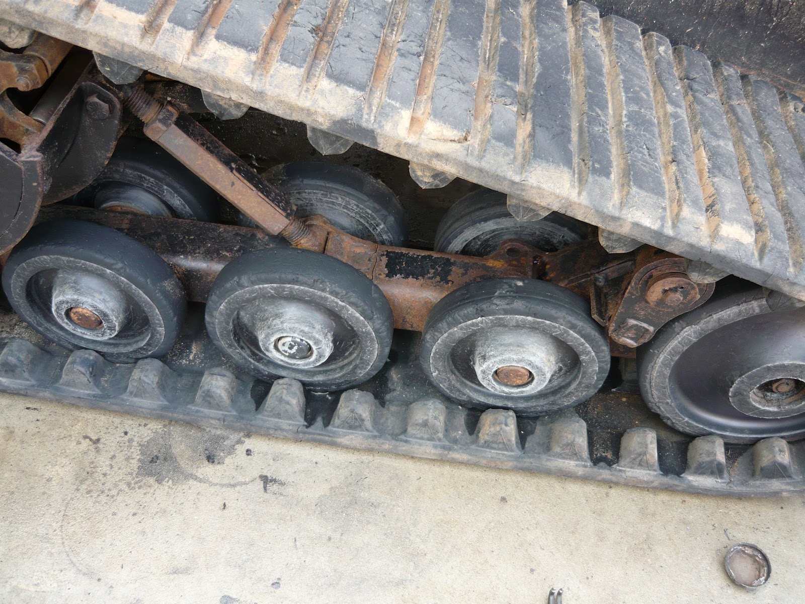 CHRISTIE PACIFIC CASE HISTORY: CATERPILLAR 247B TRACK DRIVE SYSTEM FAILURE.