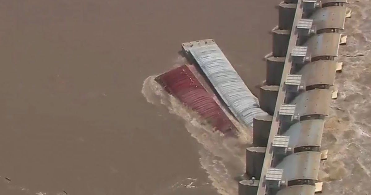 KXMX - Local News: Loose Barges Make Impact with Webbers Falls Dam