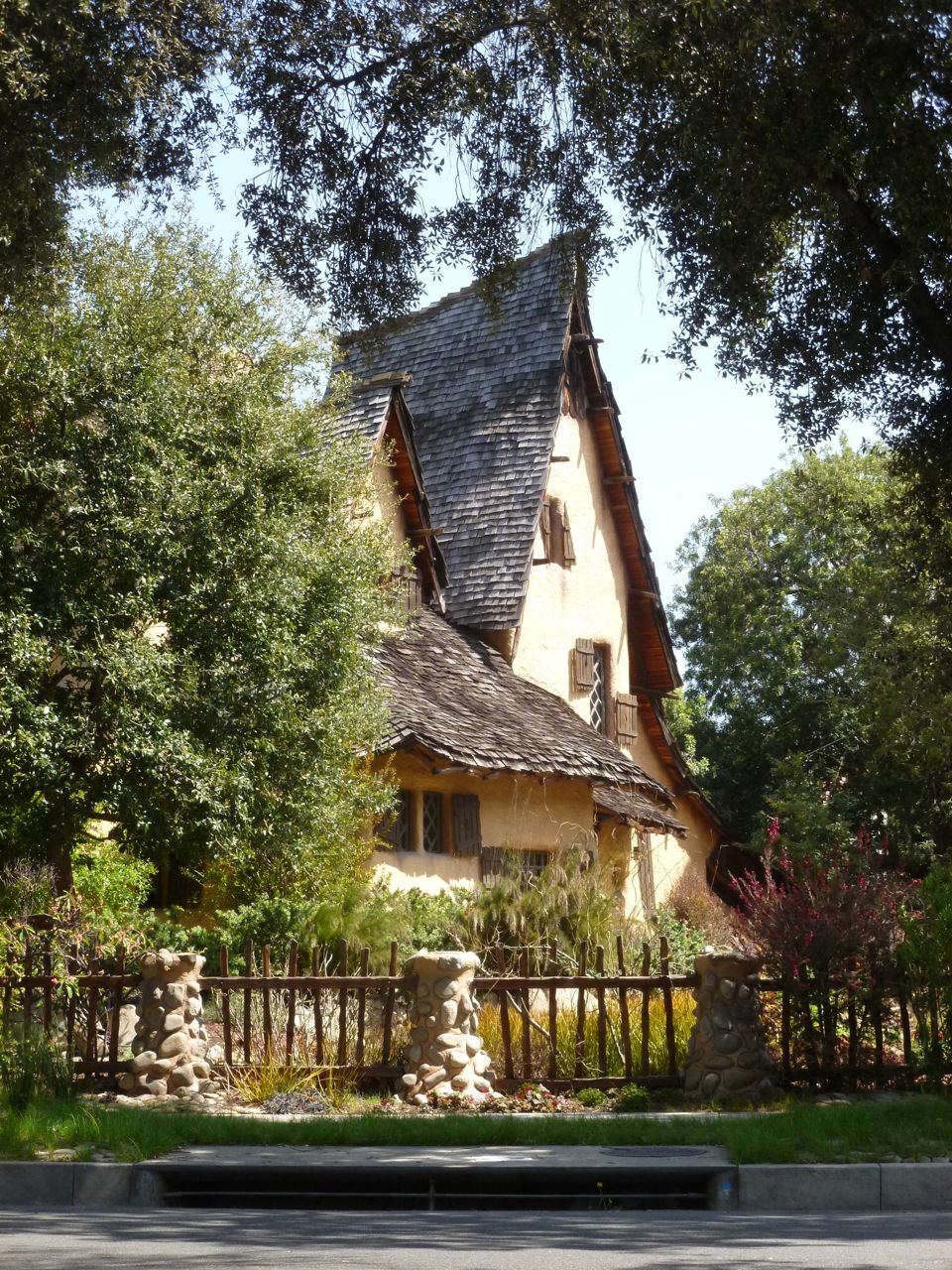 Experiencing Los Angeles: Spadena House, aka, "The Witch's House ...