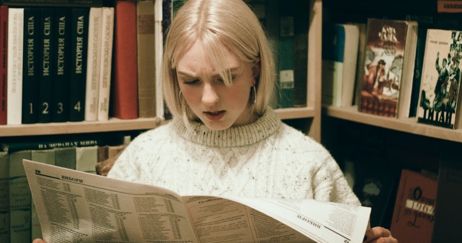 "Knuckle down to" nghĩa là gì?