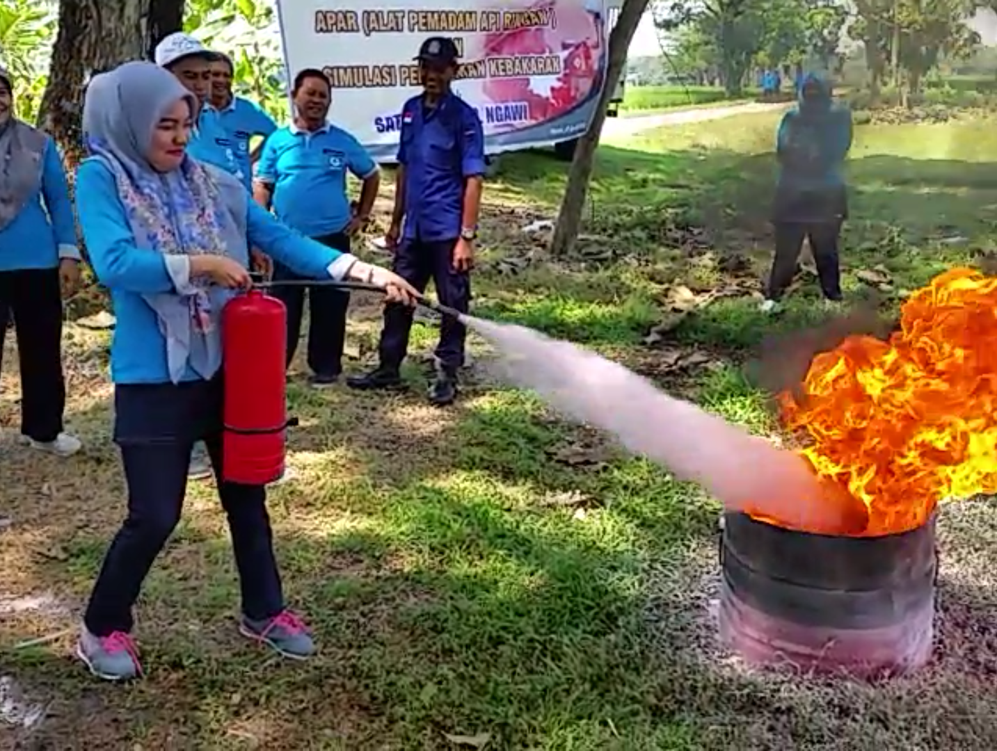 PELATIHAN APAR (Alat Pemadam Api Ringan) dan simulasi kebakaran ...