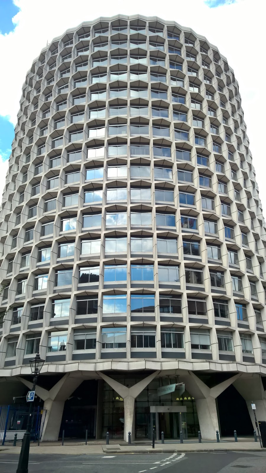 gablet roof - drömmen om arkitektur: 60-talets rymdestetik