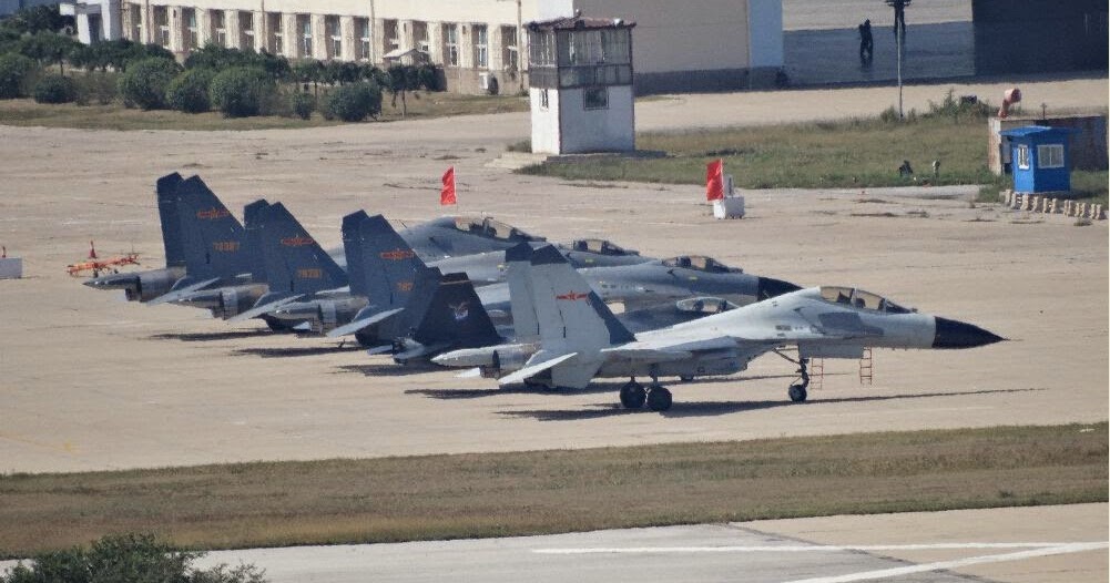China Defense Blog: Photo of the day: size comparison, J-31 vs J-11/J11BS
