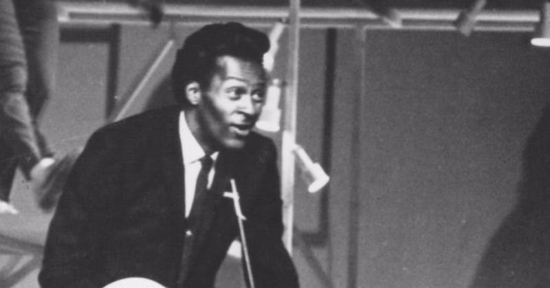 20 Interesting Photographs of Chuck Berry Shows Off His Legendary Duck ...