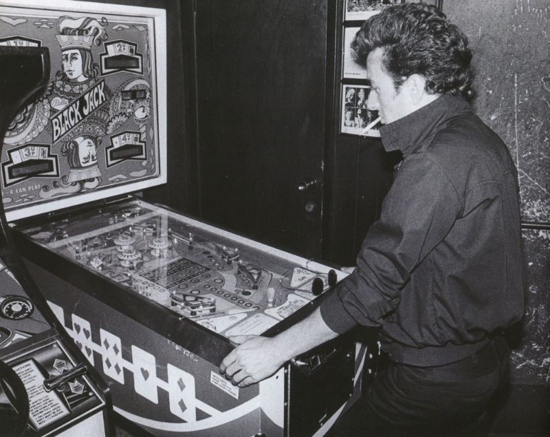 20 Candid Vintage Photographs of Rock Stars Playing Pinball ~ Vintage ...