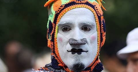 Clown Evolution: Karcocha VIDEO India