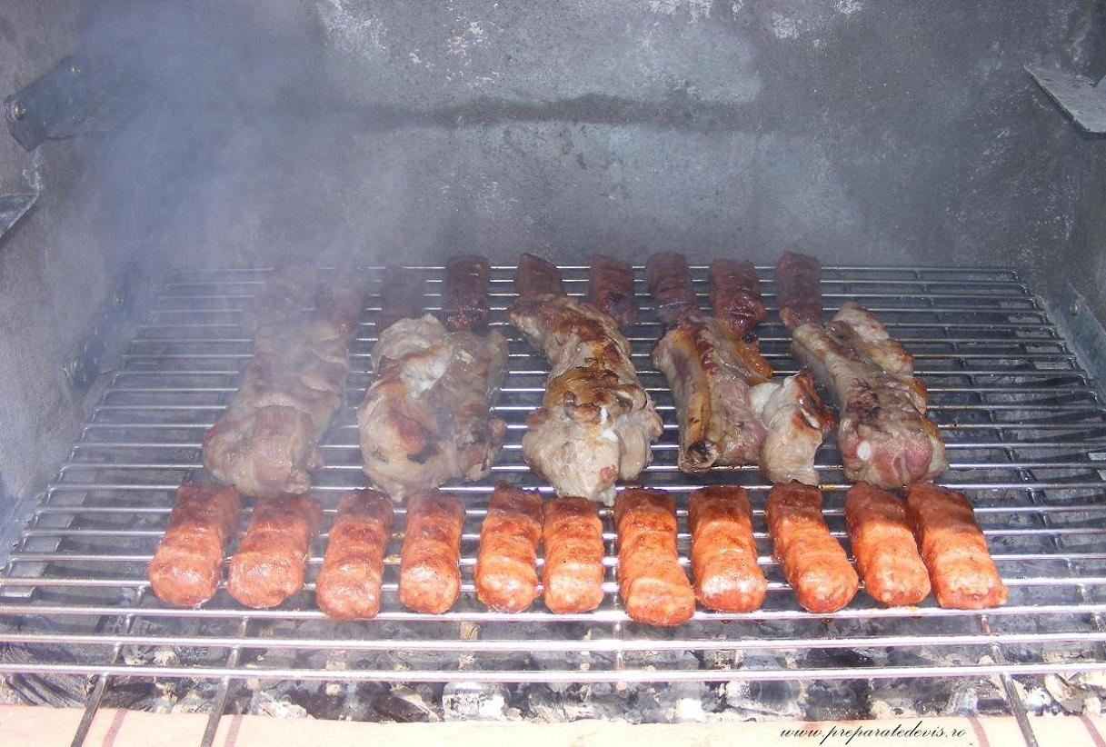 Coaste de porc la gratar | Preparatedevis.ro