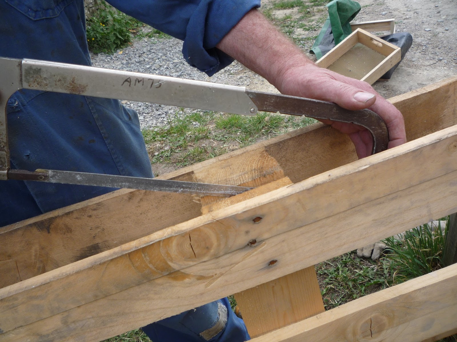 How to dismantle pallets to obtain free carpentry wood.