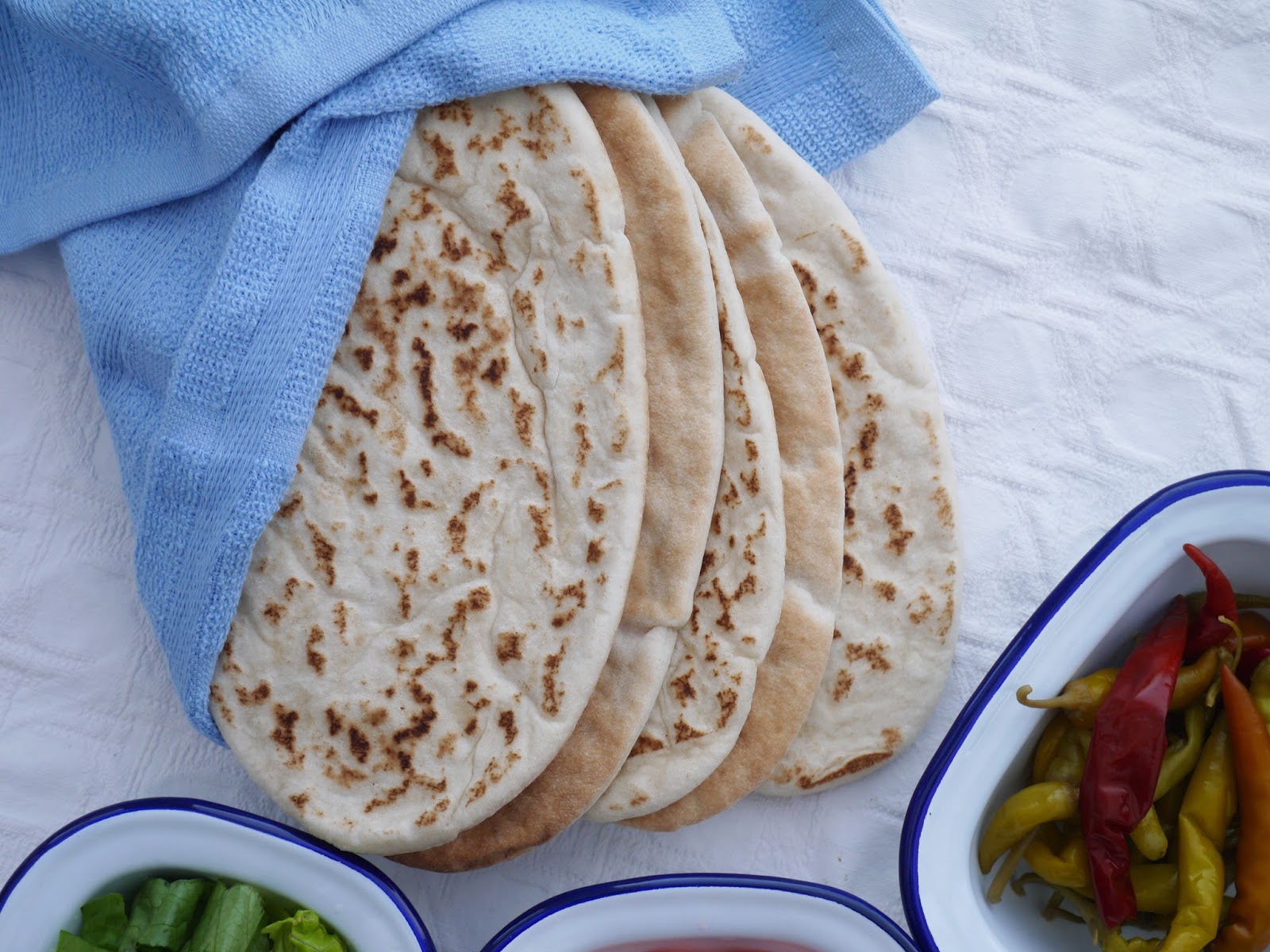 This Muslim Girl Bakes: Chicken Pittas with Spicy Garlic Sauce.