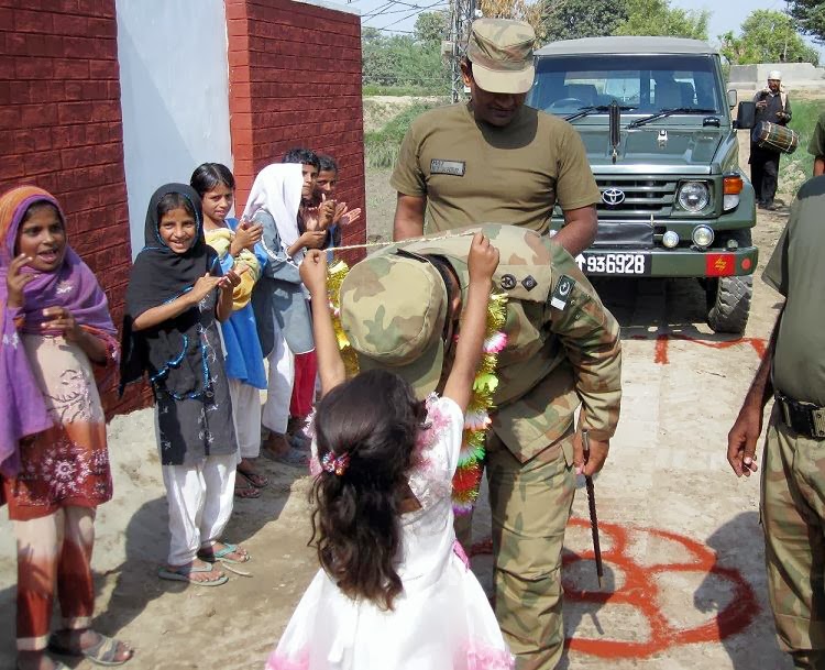 Kids Welcoming Pakistan Army Soldiers - All About Pakistan Army, Air ...