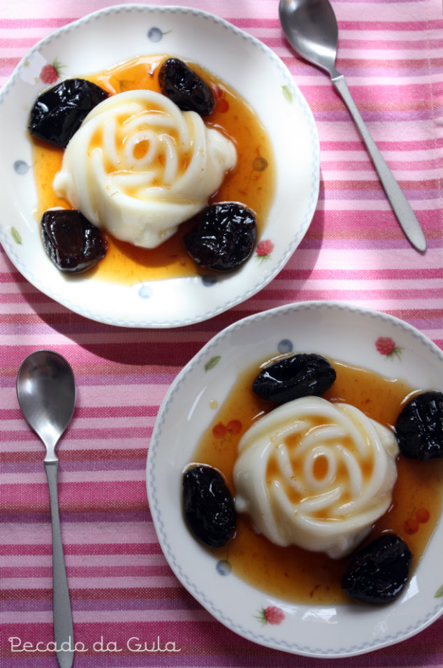 PECADO DA GULA: Manjar branco leve com calda de ameixa