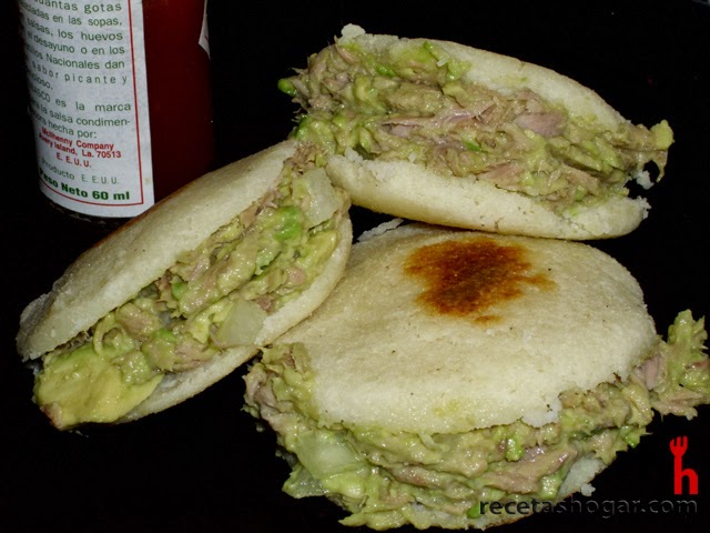Arepas asadas de atún con aguacate - Receta de cocina casera