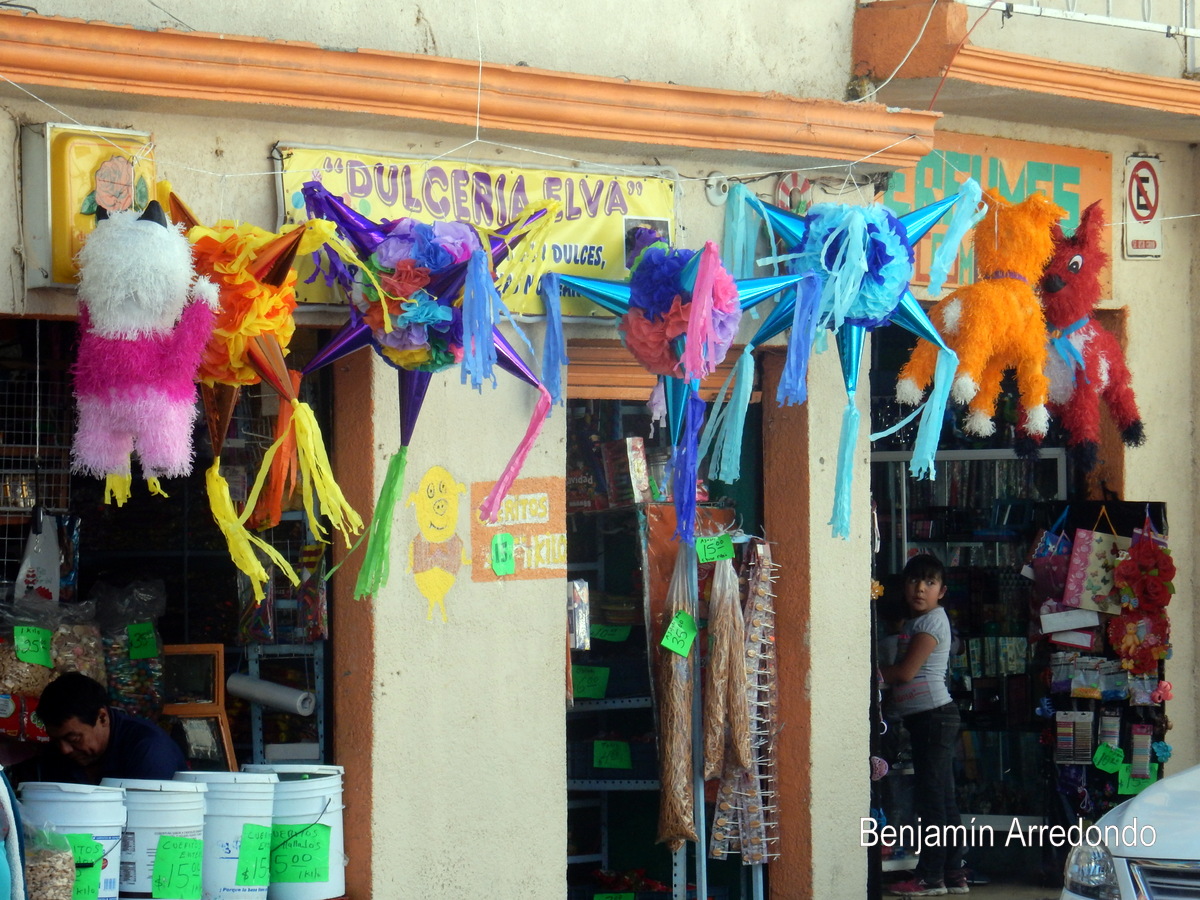 El Bable: Las piñatas tradición mexicana convertida en arte