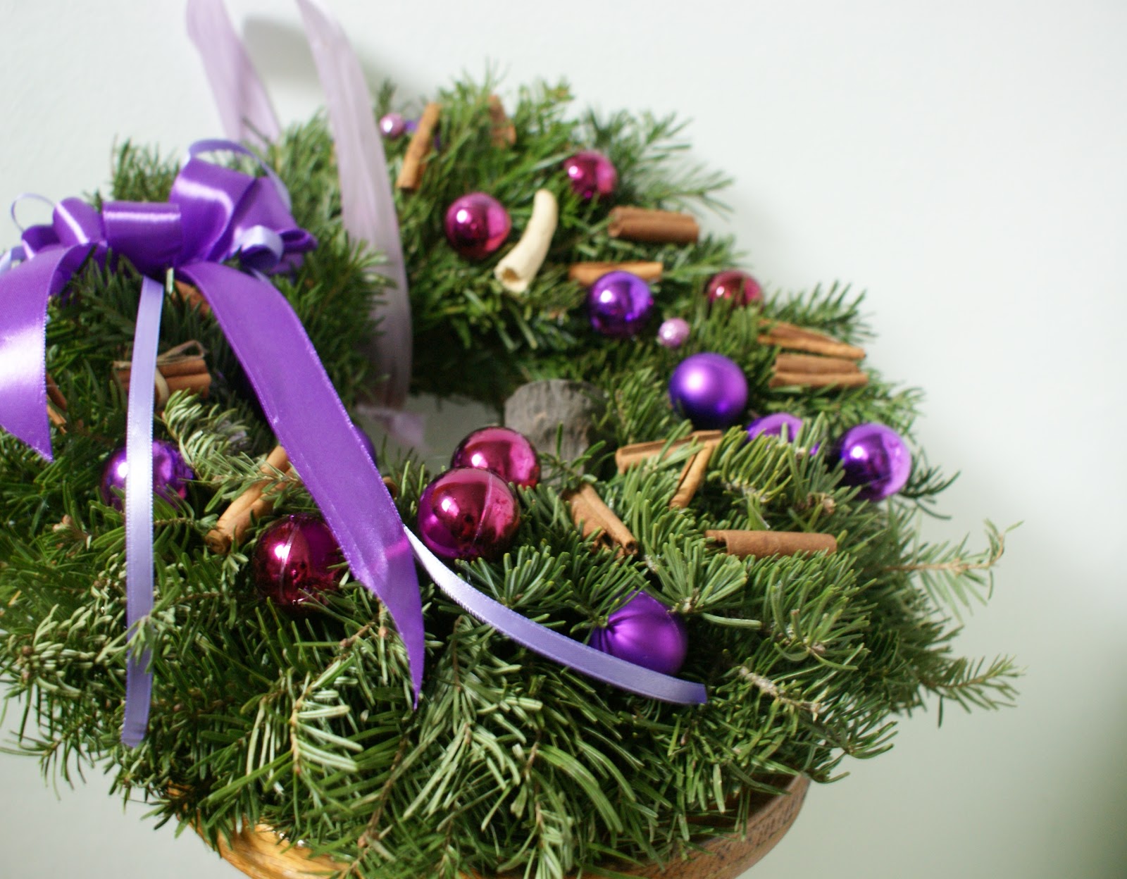 Buchete cu Flori: Coronita brad cu globuri si funda mov