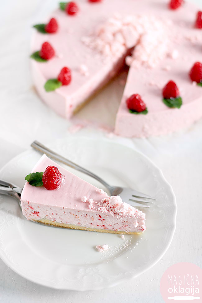 Magična oklagija: Beze torta sa malinama