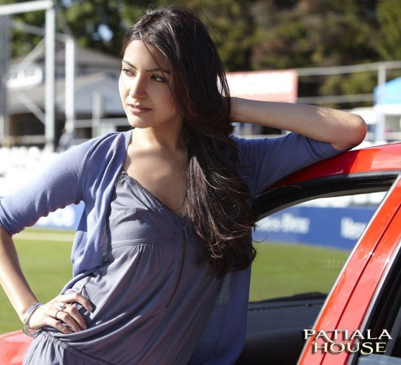 Bollywood and Holywood Celebrities: Anushka Sharma Cleavage