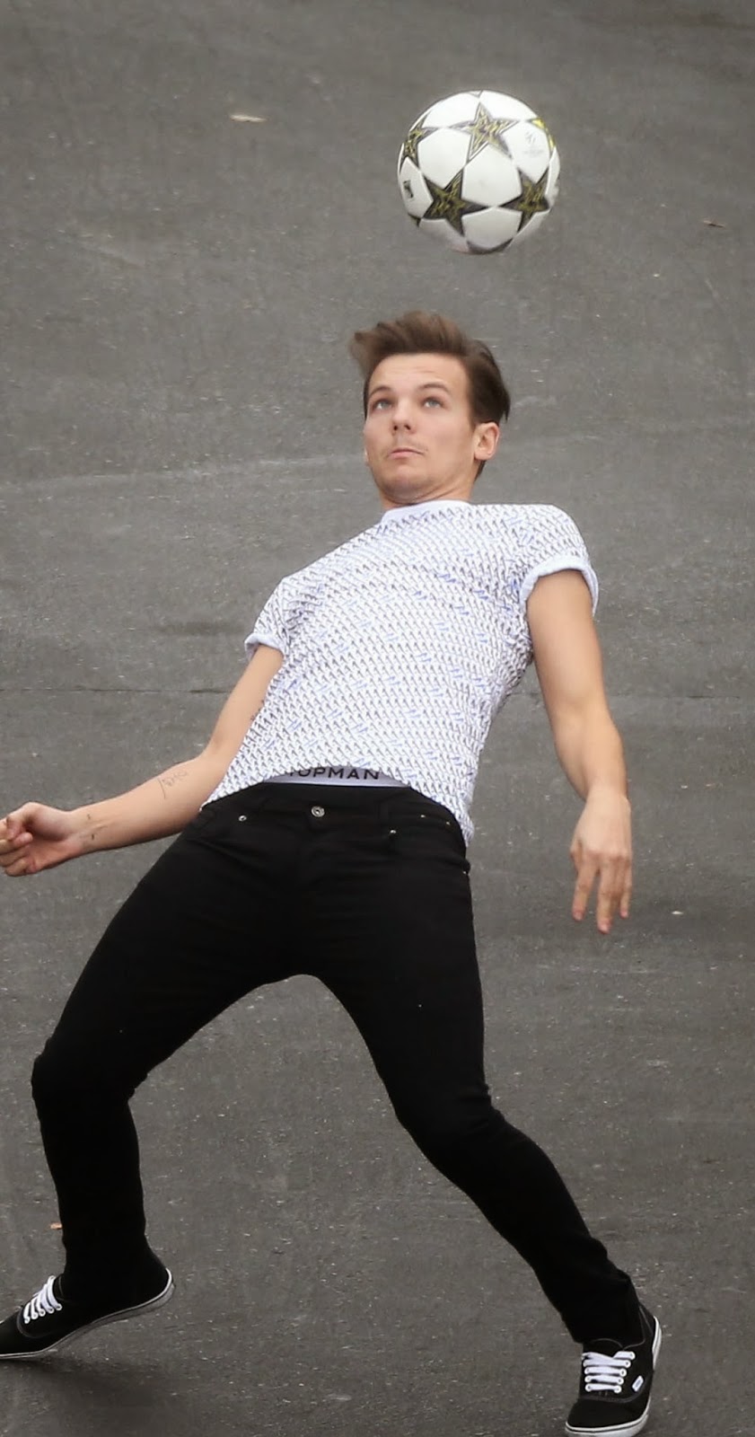 Celeb Saggers: One Direction Sagging While Playing Football