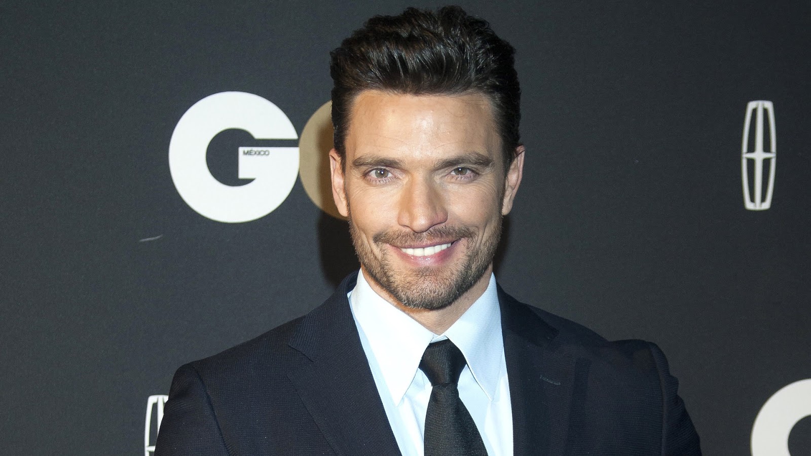 Mundo dos Famosos: Biografia de Julián Gil