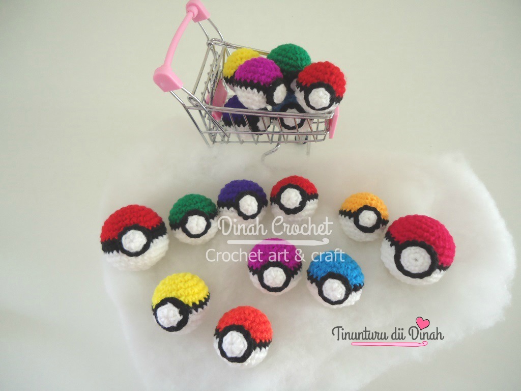 Dinah Crochet: Mini Poke ball keychain - free pattern