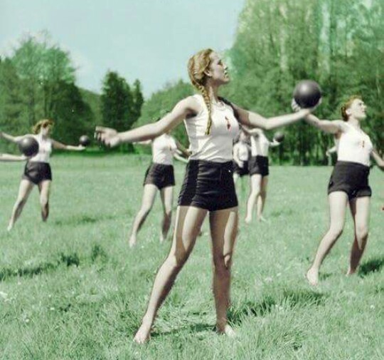 World War II in Pictures: Color Photos of World War II Part 11: Women