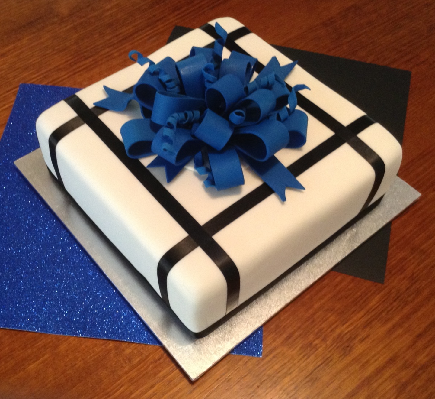 SHORT & SWEET: Pom Pom Fondant Bow