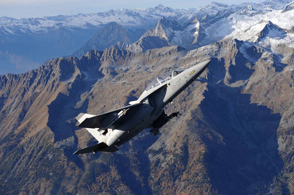 LEONARDO HIGHLIGHTS M-346 TRAINER JET IN KUWAIT - Blog Before Flight ...