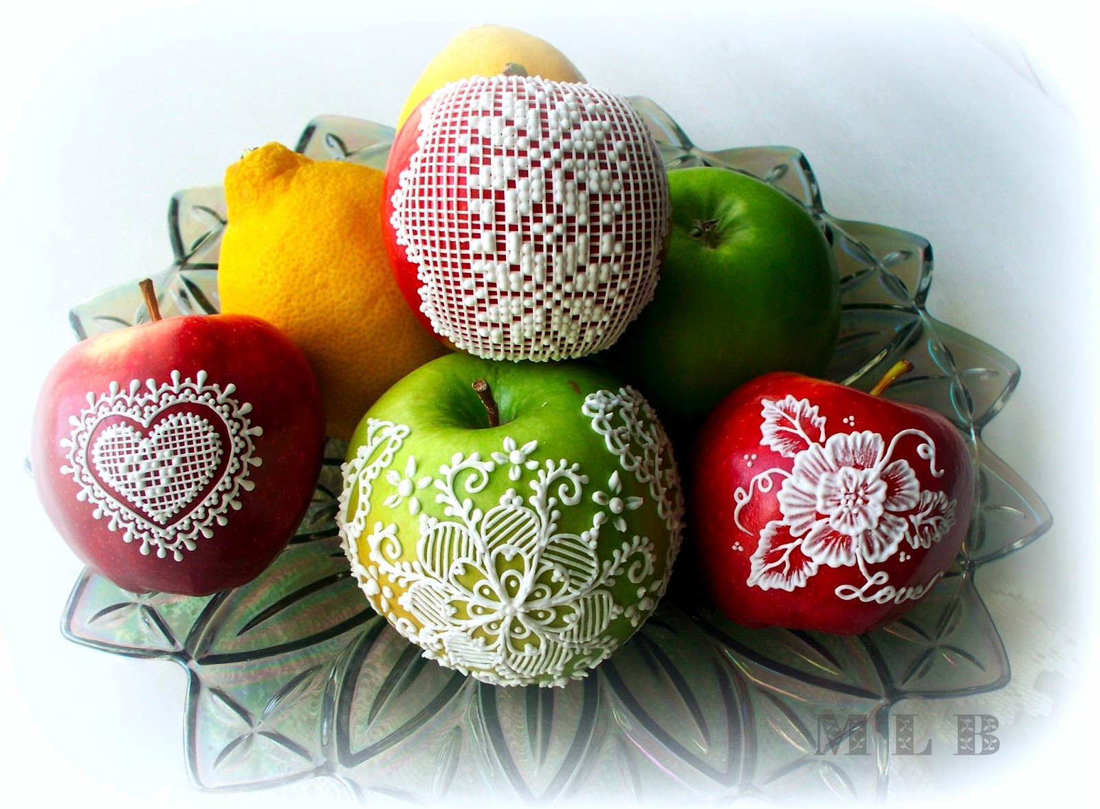 My little bakery 🌹: Fresh apples decorated with Royal icing...