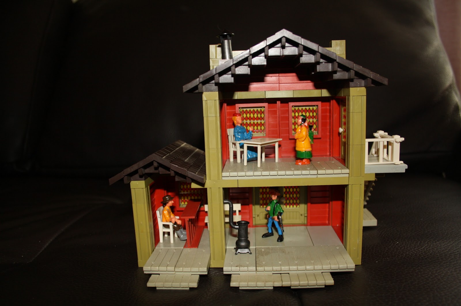 EXIN CASTILLOS & EXIN WEST: POST OFFICE