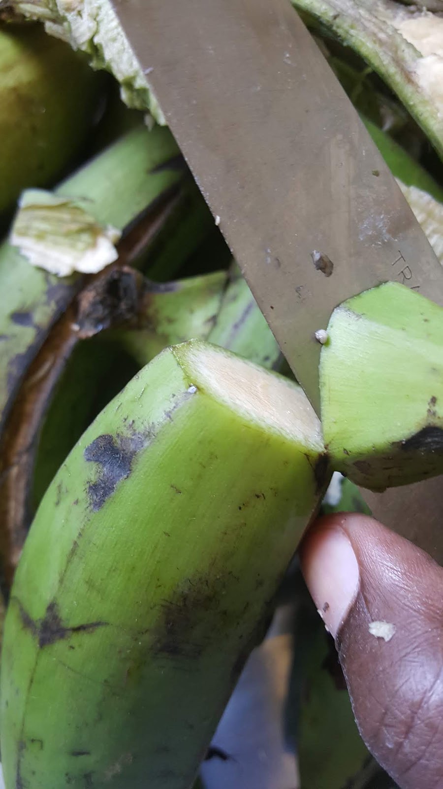 HOW TO PEEL RAW BANANAS HUSTLE FREE / Nairobi Kitchen