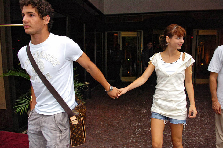 Alexandre Pato with Wife Pics | FOOTBALL STARS WALLPAPERS