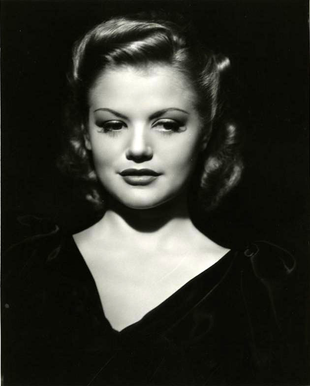 Dazzling Divas: Simone Simon