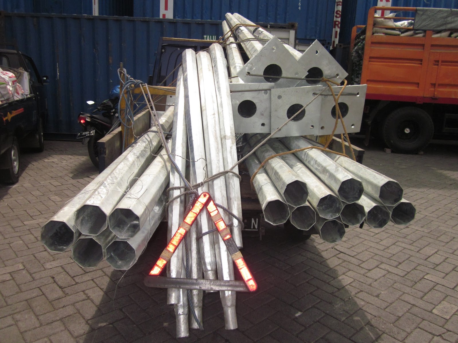 Cell Surya Indonesia : Tiang PJU/LPJU/ Lampu jalan 7m oktagonal ...