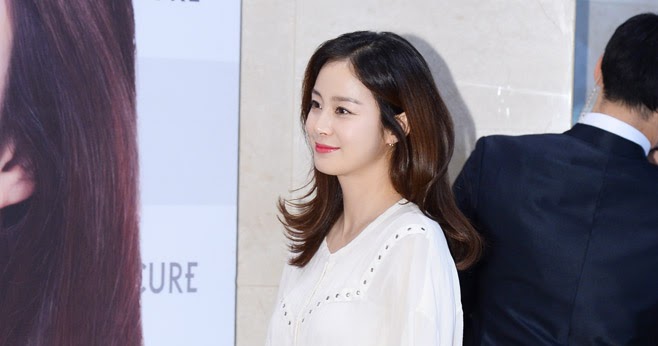 Kim Tae Hee makes first public appearance since wedding + pregnancy