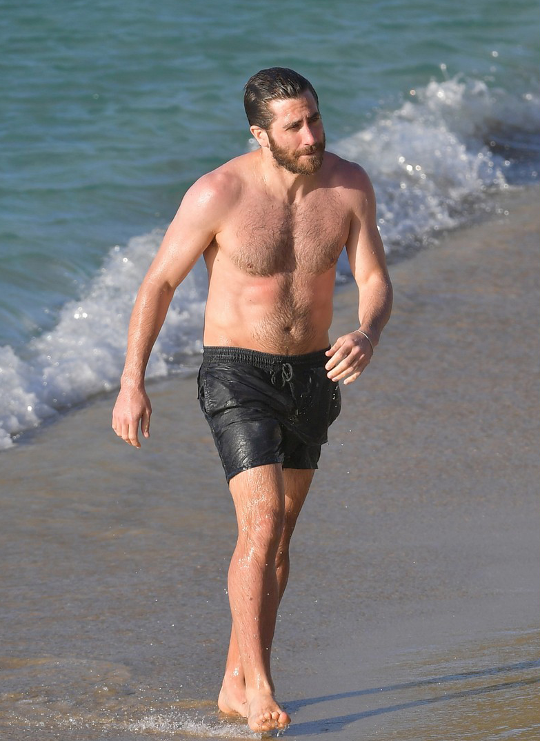 WE LOVE HOT GUYS: Jake Gyllenhaal on the beach