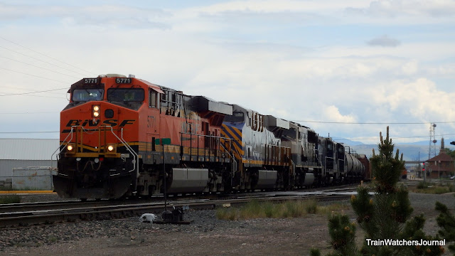 TrainWatchersJournal: Still On Home Rails - MRL Ex NP GP-9s on the KICKSPO