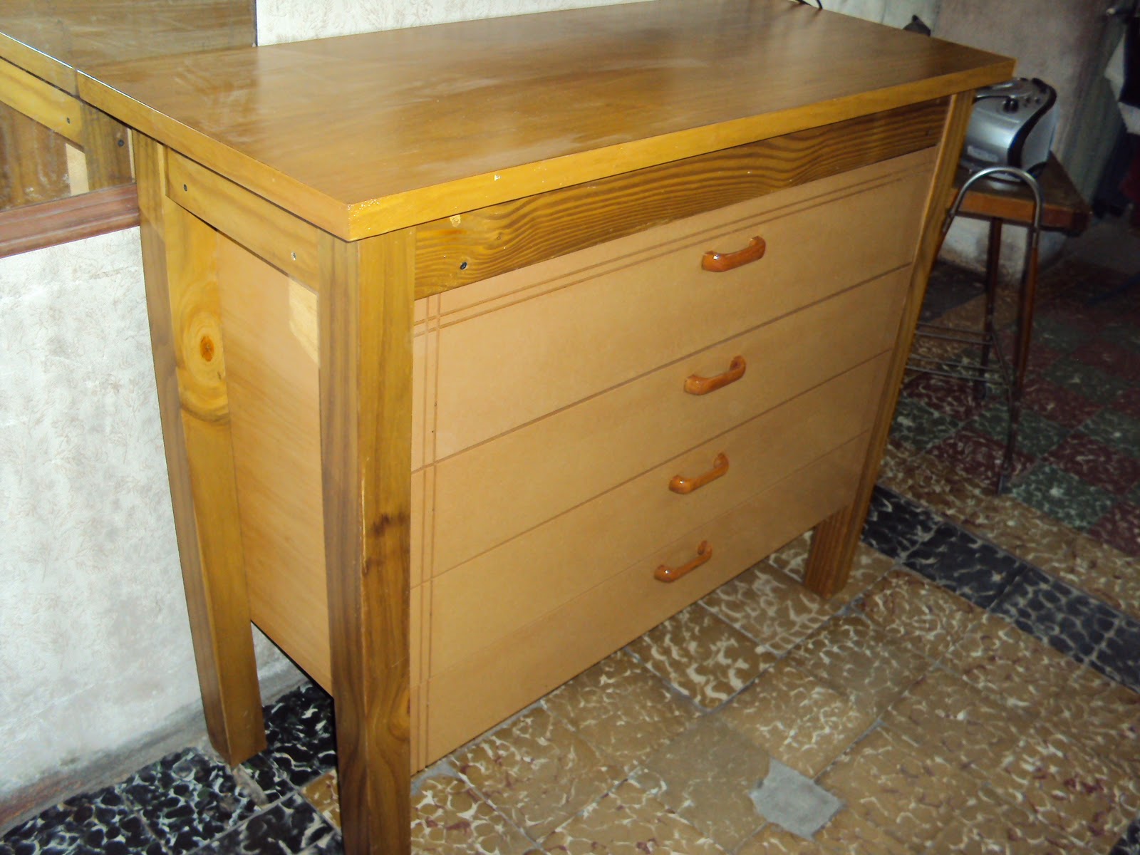 AMOBLAMIENTOS.ELIAS.: mesa cajonera grande guatambu lustre natural.