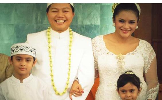 Sandhy Sondoro Nikahi Janda Anak 2, Ade Fitria Sechan - CATATAN HAYDAR ALI