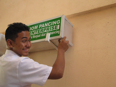 Seni Reka Tanda SMKSI: Pemasangan papan tanda