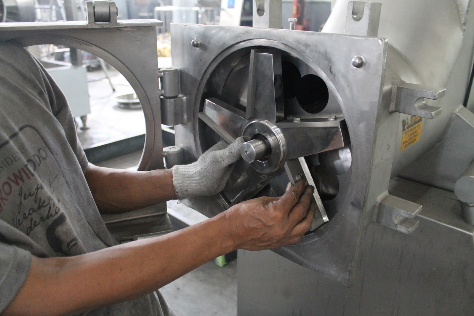 MESIN INDUSTRI FARMASI: ALAT BANTU SCREW GRINDING