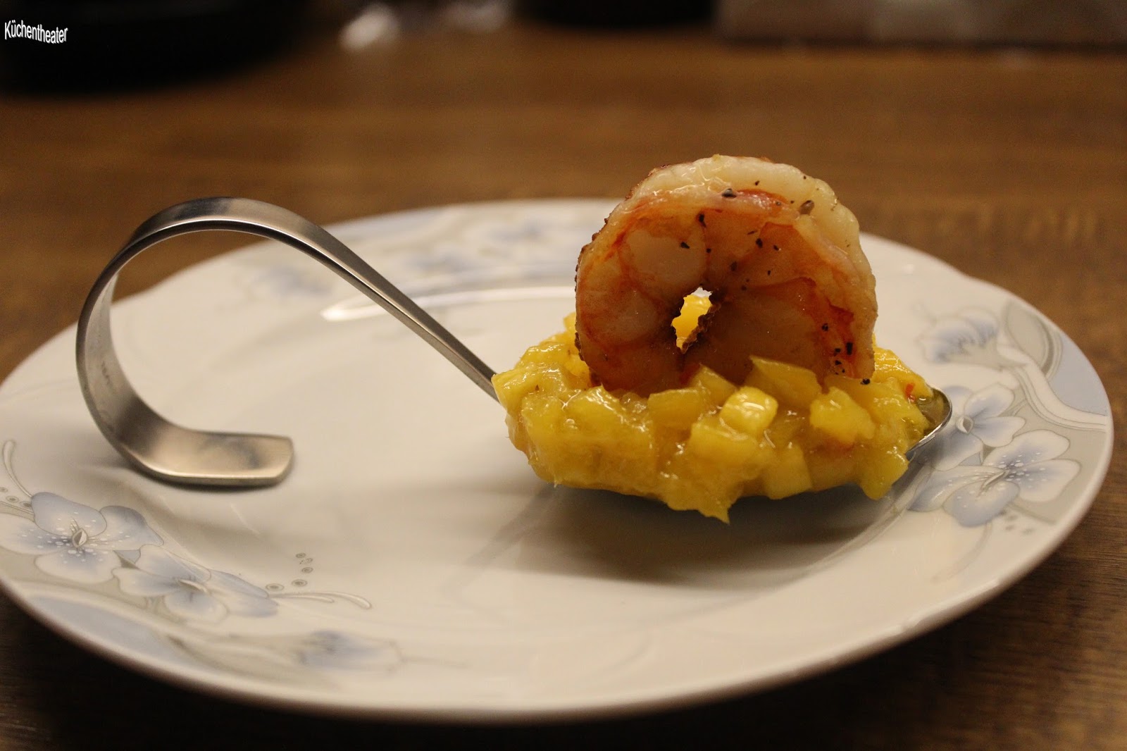 Küchentheater: Scampi auf Mango-Salat