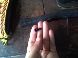 cara memperbaiki resleting dompet berbahan manik-manik yang rusak