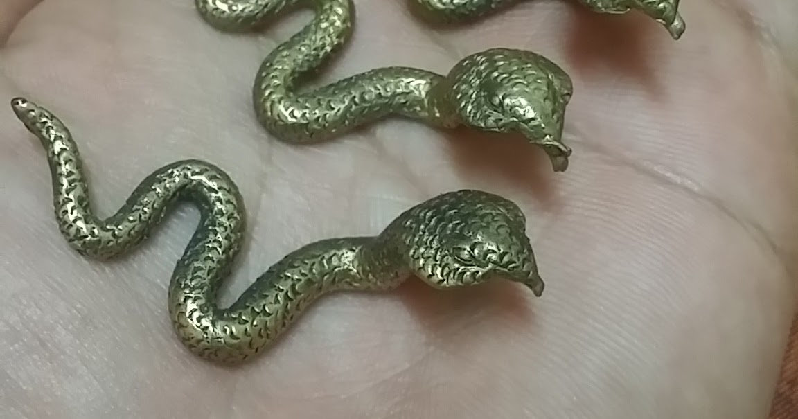 SELANGKAH KE ALAM MISTIK: ULAR SILUMAN BESI KUNINGAN BERKHADAM