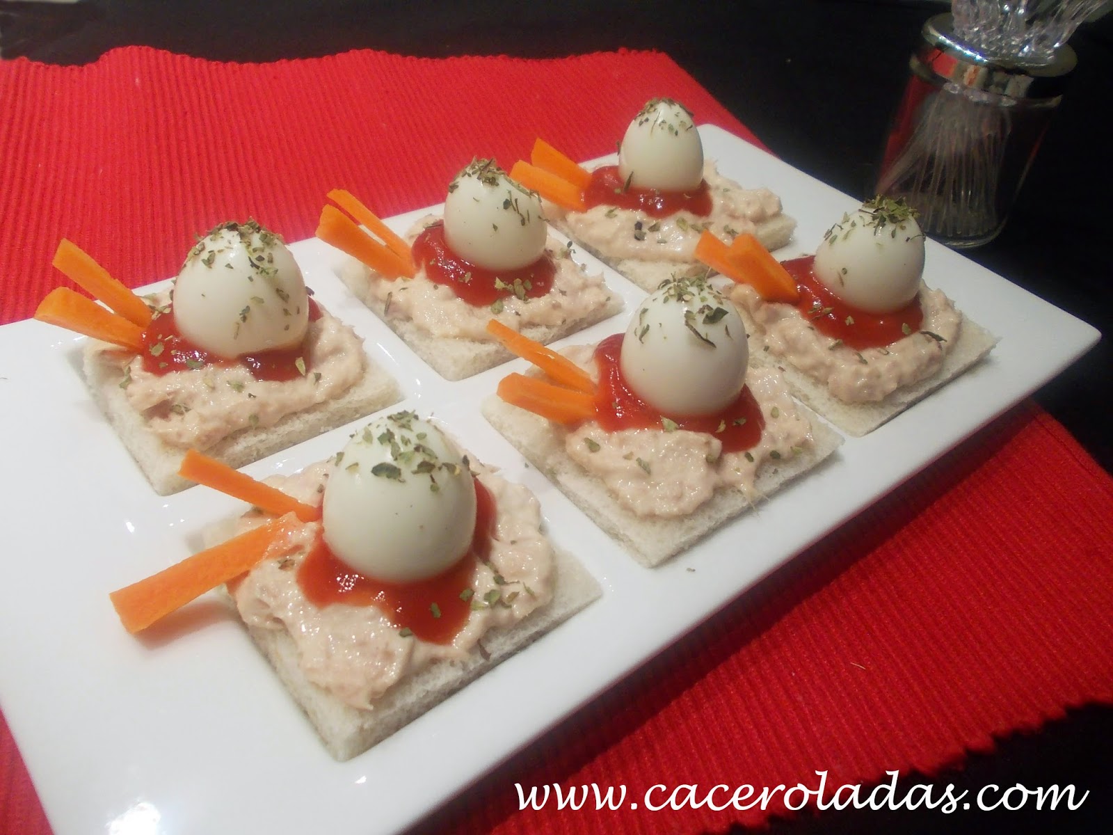 Canapés sencillos con huevos de codorniz | Caceroladas