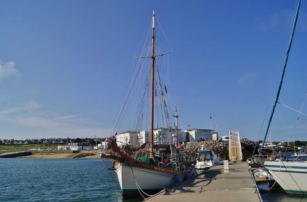VESSELS AT HOLYHEAD: A heroic tale from a vessel at the marina today ...
